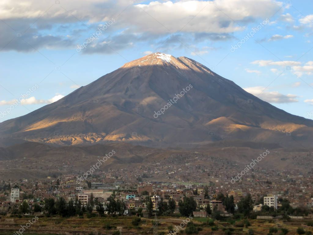Volcán Misti sobre Arequipa, Perú. 2023