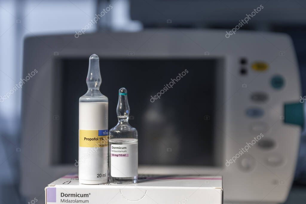 Vial de Propofol y vial de Dormicum, medicamentos inyectables ...