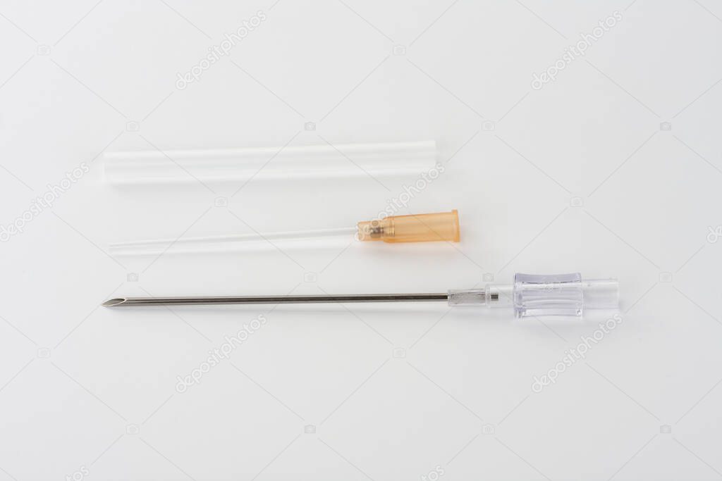 Cánula intravenosa naranja 14 G sobre fondo blanco, diámetro externo 2 ...