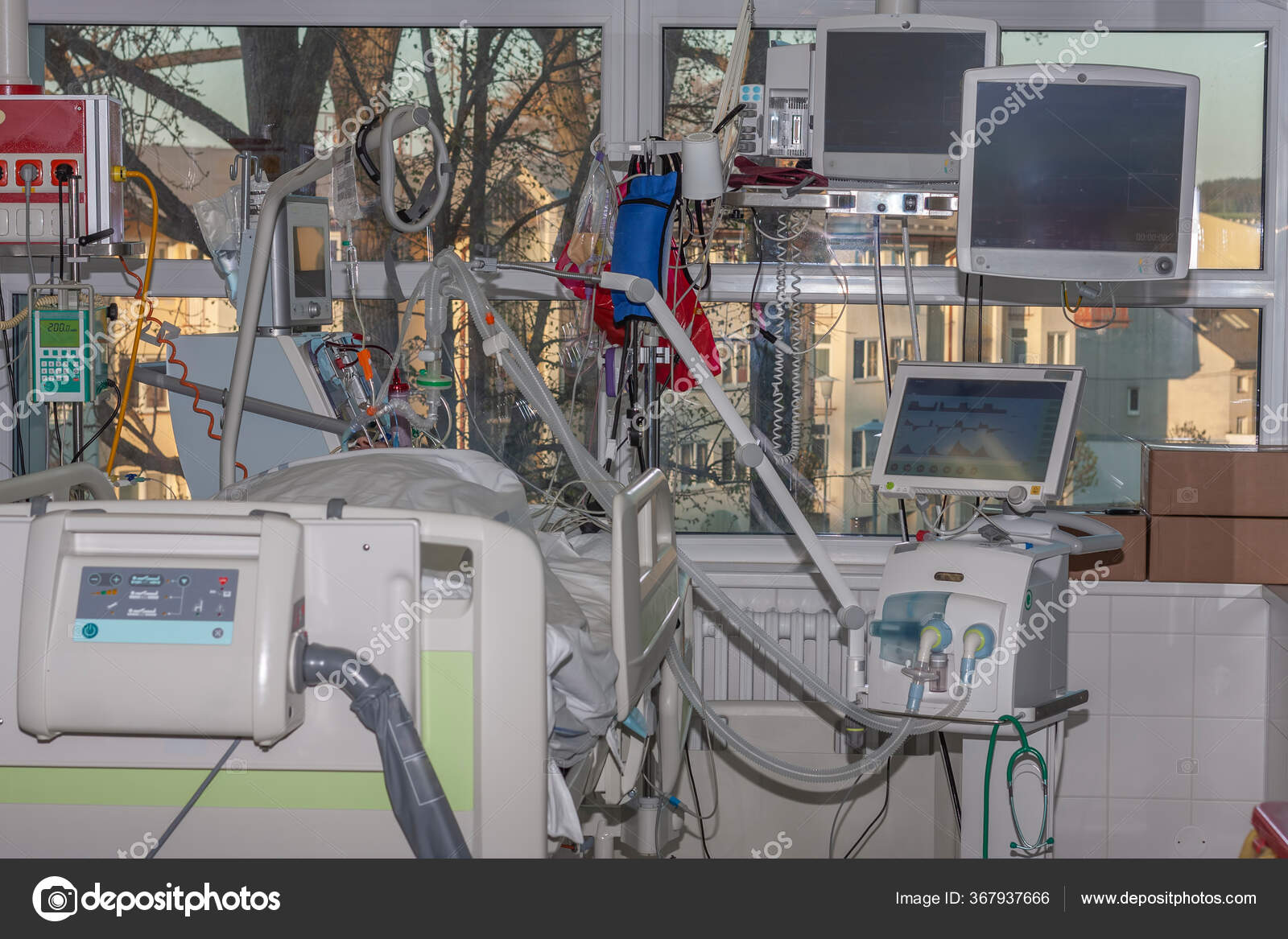 Isolation Room Intensive Care Unit Patient Connected Medical Ventilator ...