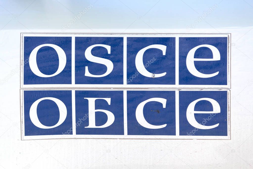 Donetsk, Ucrania - 17 de mayo de 2017: logotipo de la OSCE en el coche ...