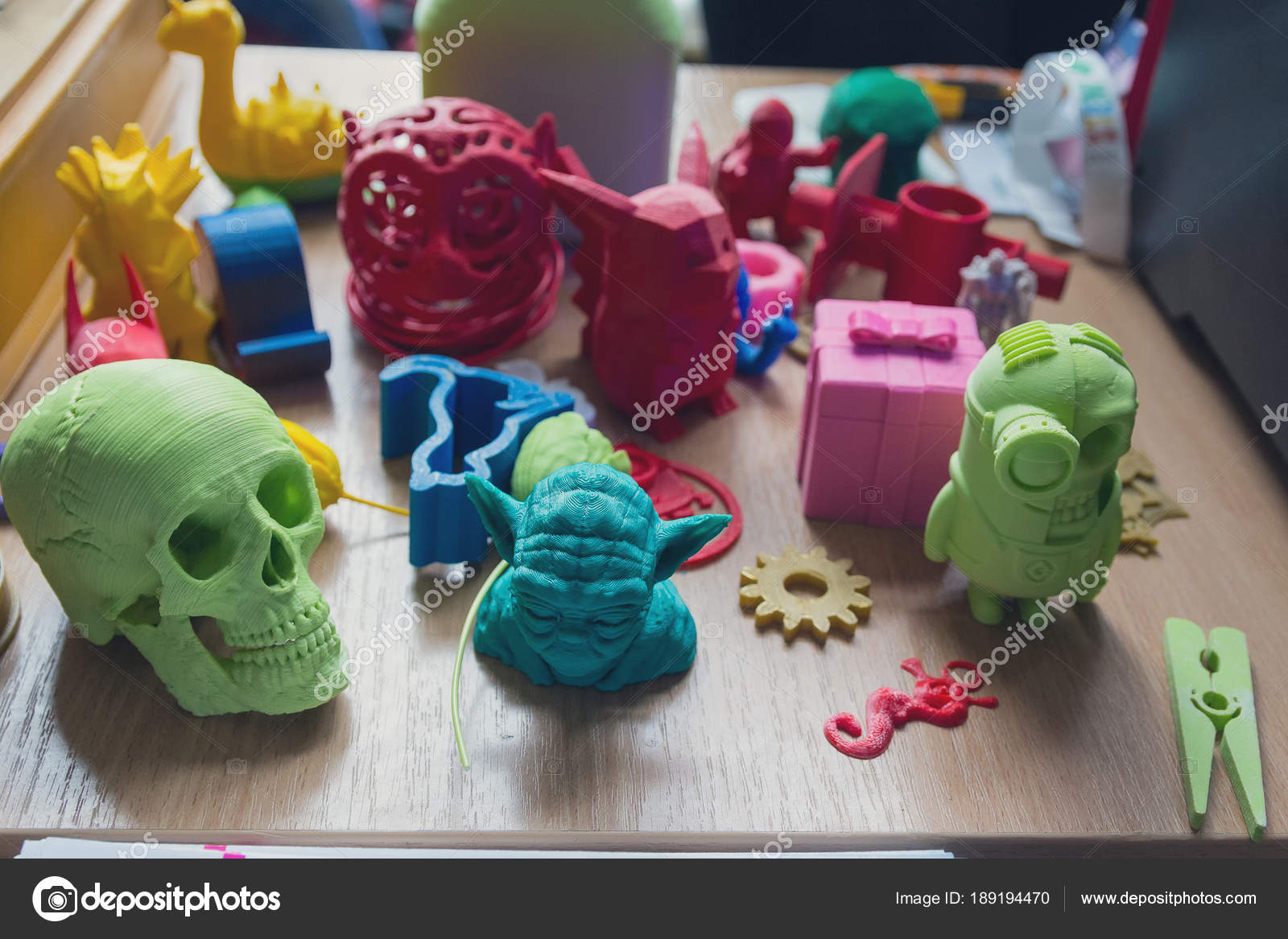 Various models of plastic on the table are manufactured on a 3d printer ...