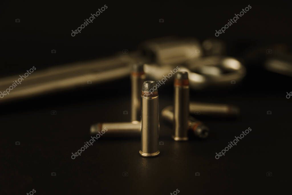Calibre 357 balas de punta hueca cerca de pistola de revólver sobre ...