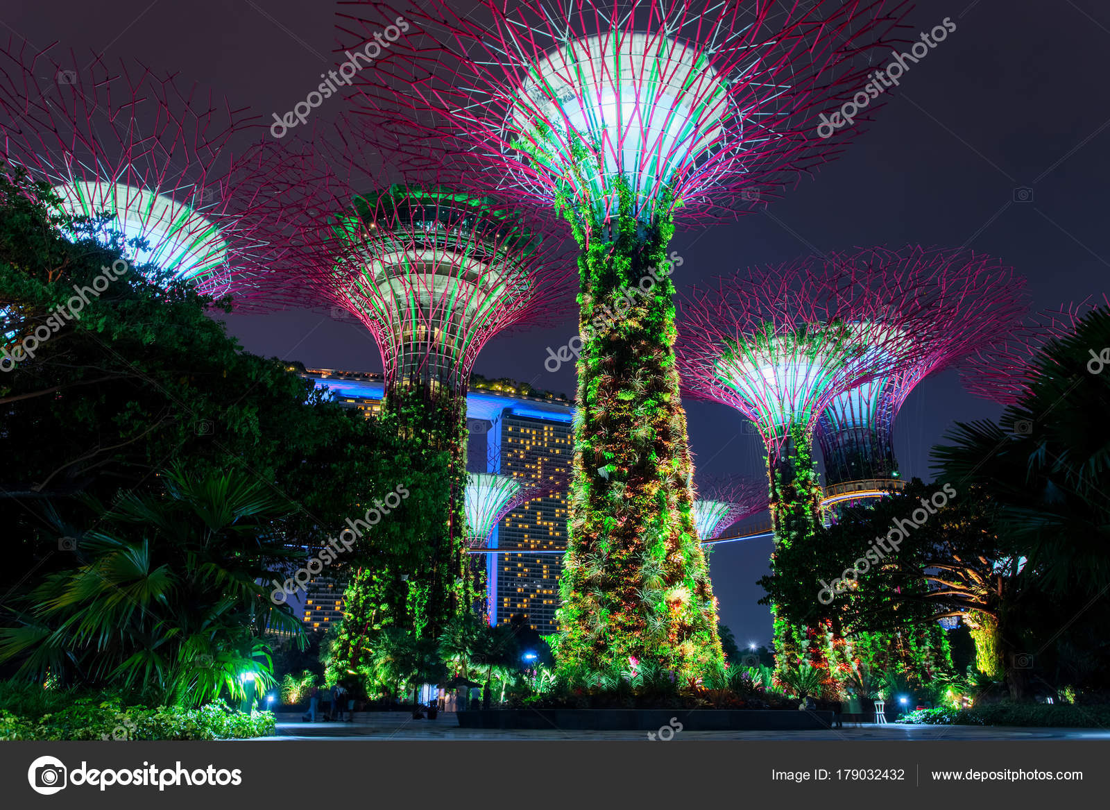 Supertree Grove forest illuminated at night. Gardens by the Bay, Singapore — Stock Editorial ...