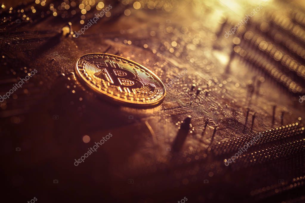 Bitcoin token dorado acostado en una interfaz de computadora de la ...