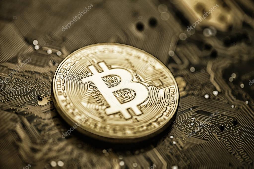 Bitcoin token dorado acostado en una interfaz de computadora de la ...