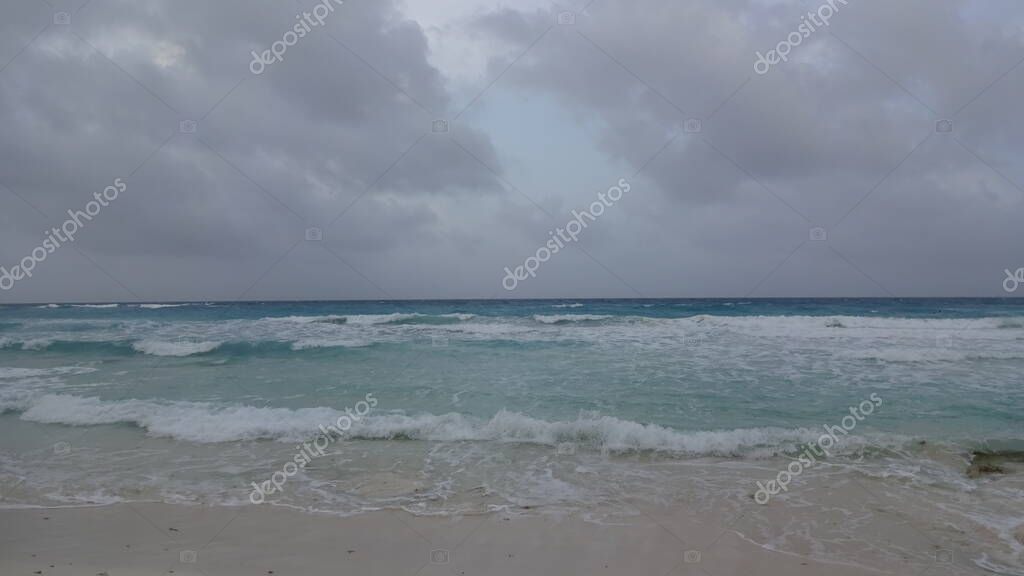 M xico, Pen nsula de Yucat n, Canc n. Maravillosas olas y el agua encantadora del Mar Caribe sin ...