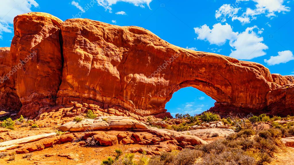 El arco de la ventana sur, uno de los muchos grandes arcos de arenisca ...