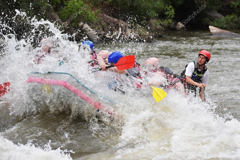 Equipo de rafting salpicando las olas, rafting deporte extremo y ...