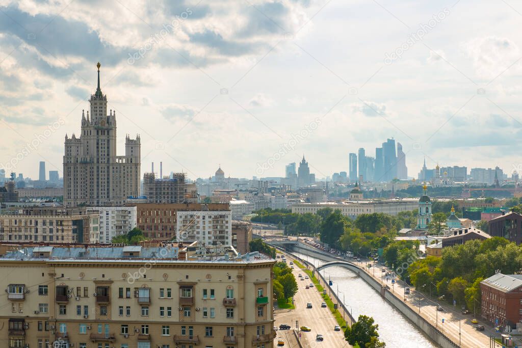 MOSCÚ, RUSIA - 13 DE JUNIO DE 2016: Vista de Garden Ring, el edificio ...