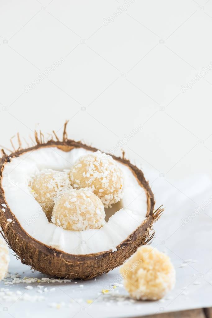 Trufas veganas crudas de coco y limón en la cáscara de coco 2023