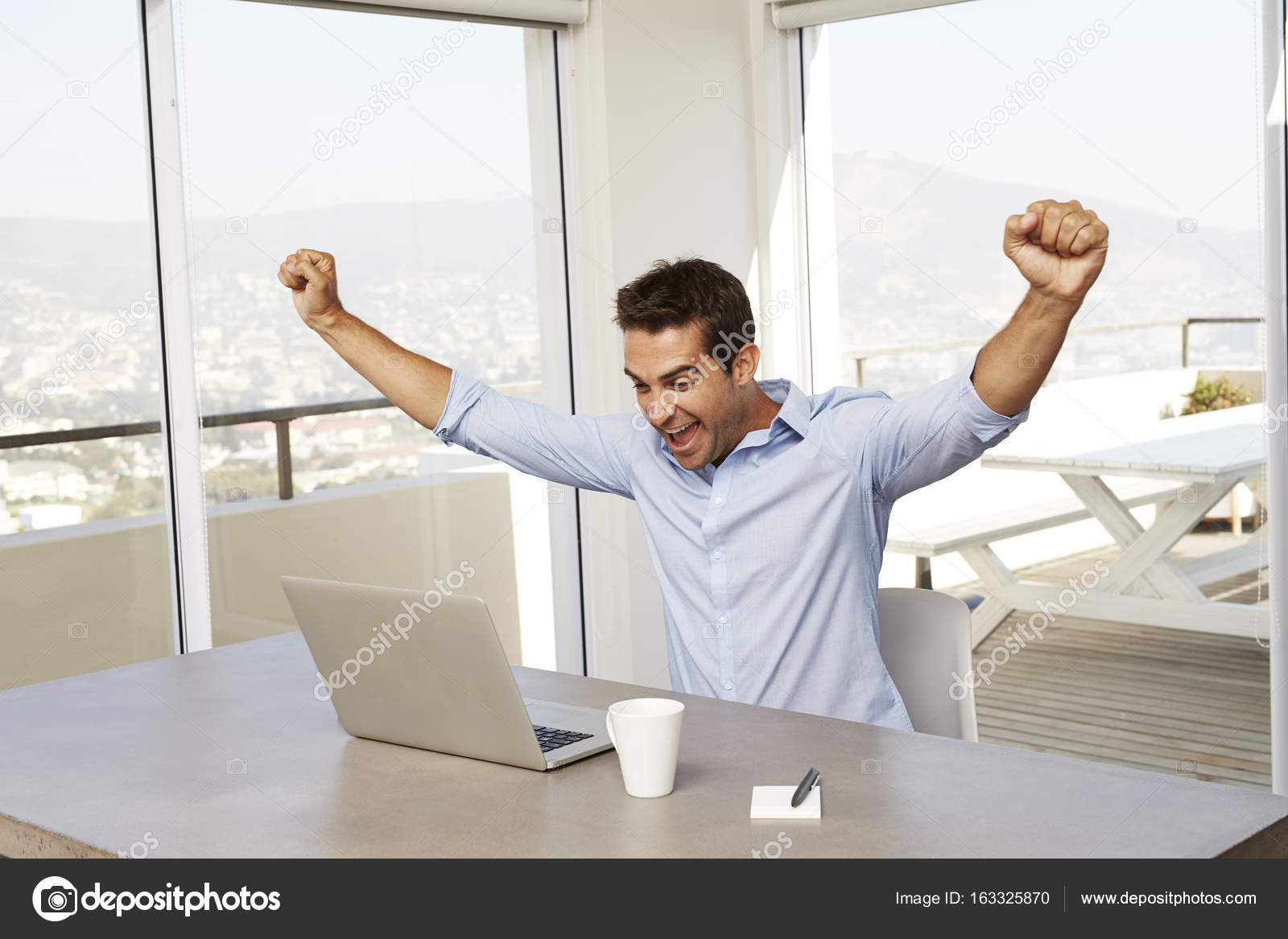 Hombre jactándose mientras trabaja en casa: fotografía de stock ...