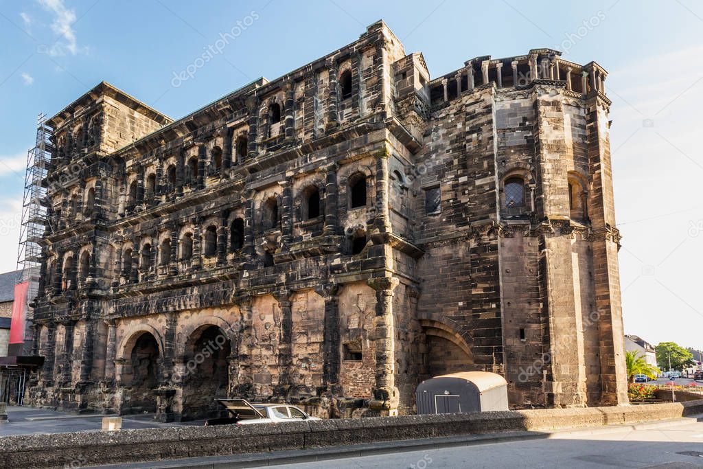 Porta Nigra es una gran puerta romana negra en Tréveris, Alemania. Está ...