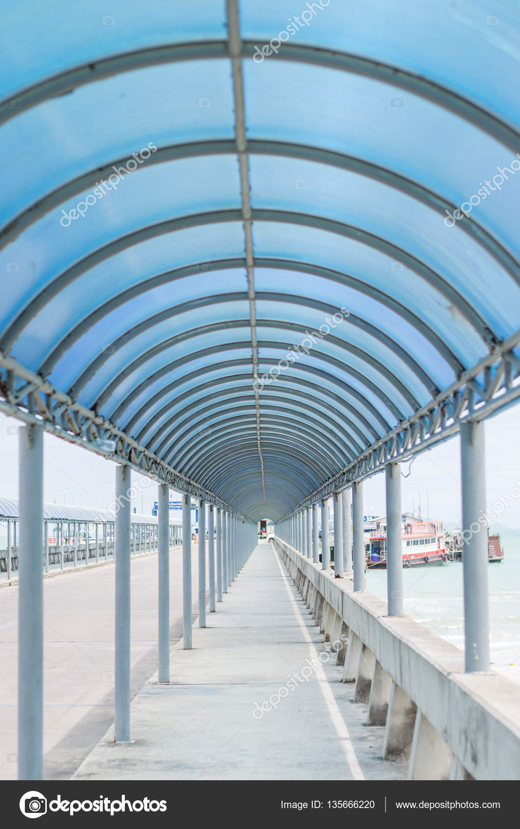 Covered walkways at Ferry terminal in Koh Samui , Thailand — Stock ...