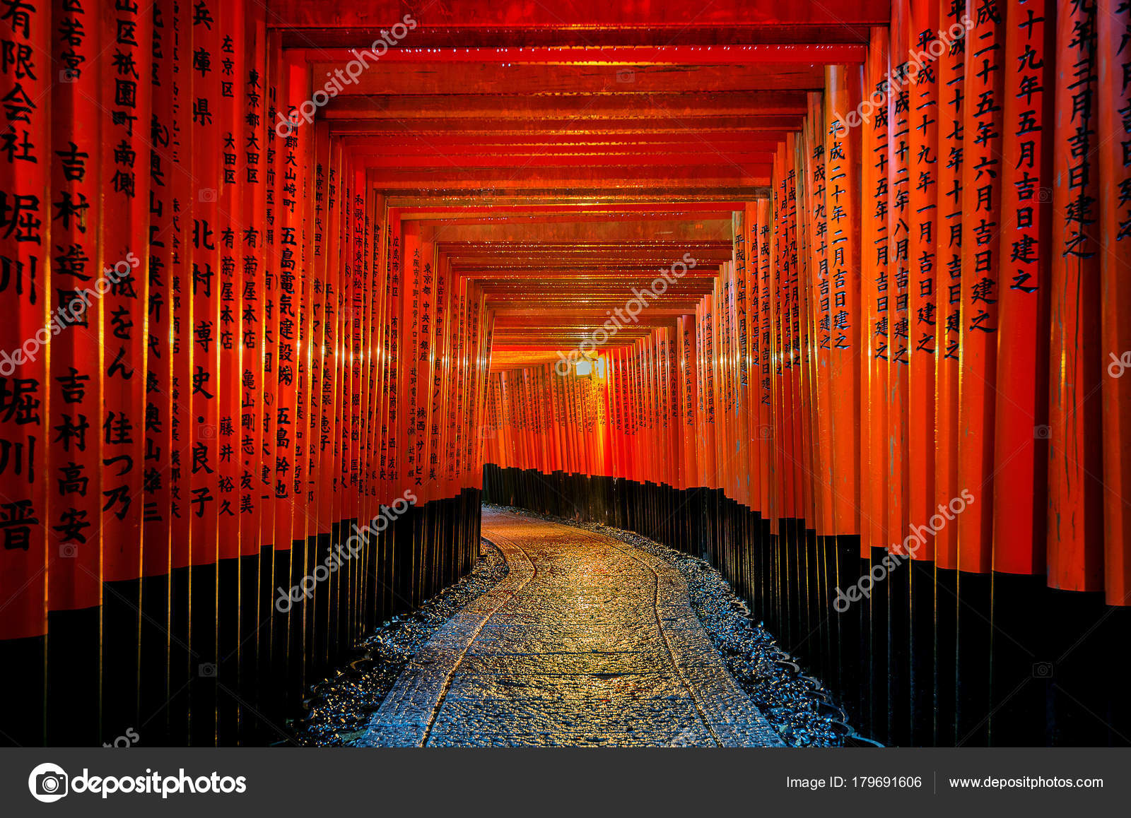 The red torii gates walkway at fushimi inari taisha shrine in Kyoto ...