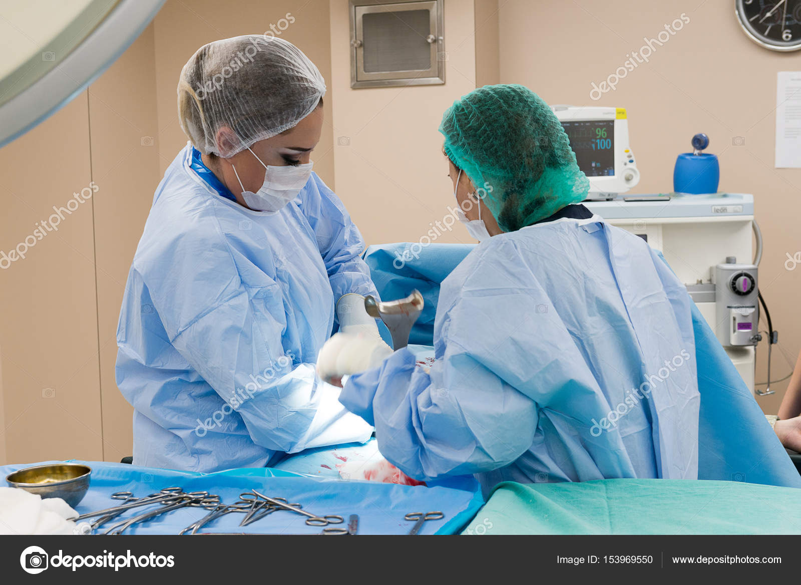 Surgical team performing surgery operation. Doctor performing s — Stock ...
