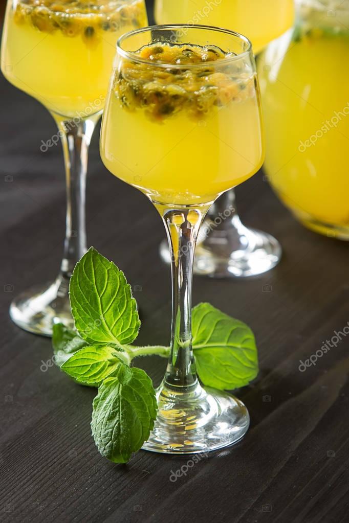 Cóctel alcohólico con fruta fresca de la pasión con menta y hielo. D) 2023