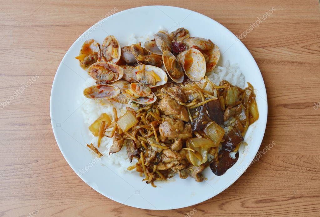 revuelva la almeja frita en pasta de curry y el pollo con el jengibre ...