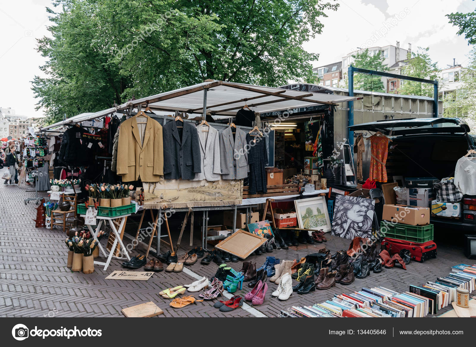 Flea market in Amsterdam – Stock Editorial Photo © JJFarquitectos ...