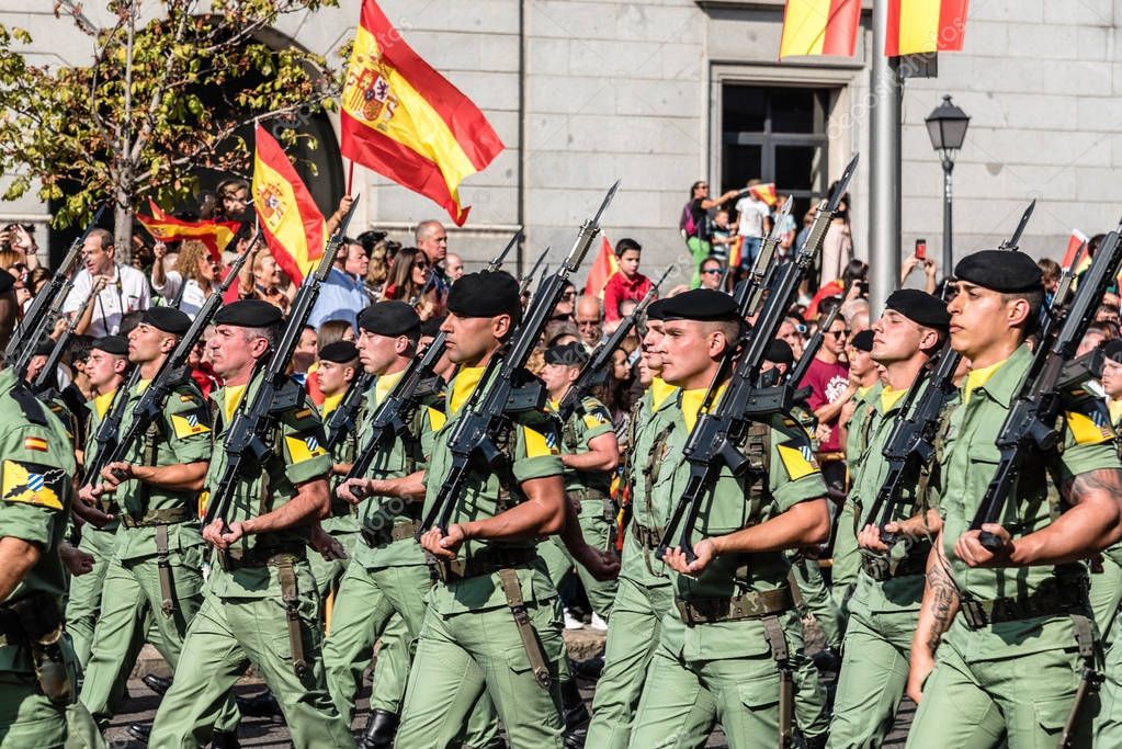 Soldados marchando en el desfile del Ejército del Día Nacional Español 2022