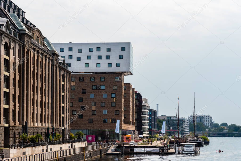 Vista del río Spree y el paisaje urbano de Berlín desde el puente de ...