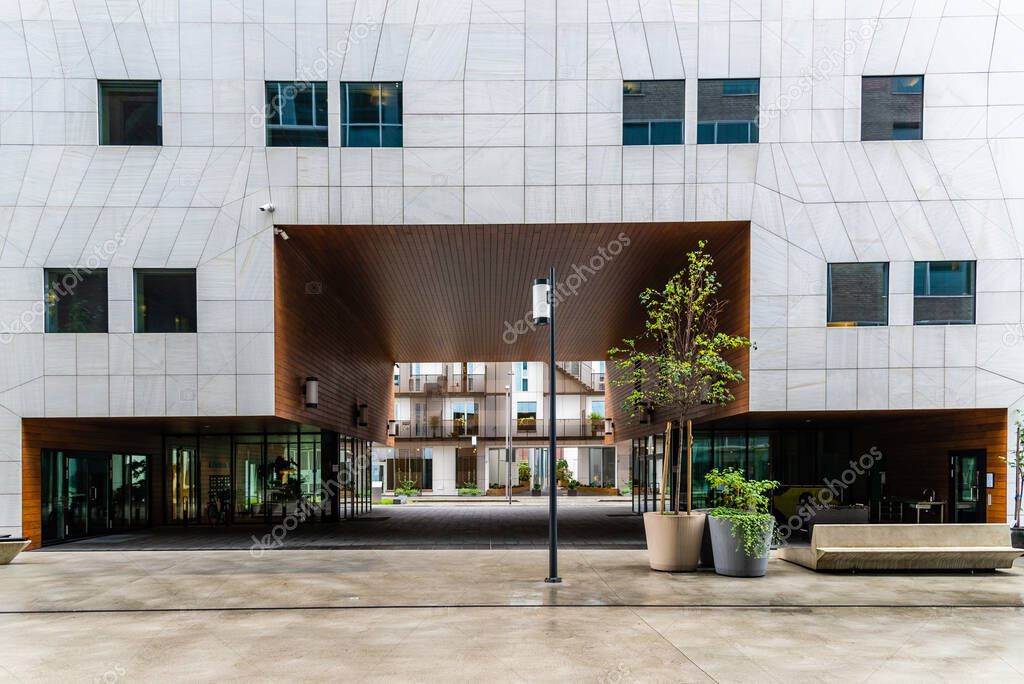 Moderno edificio con fachada ventilada en piedra natural en la zona de ...