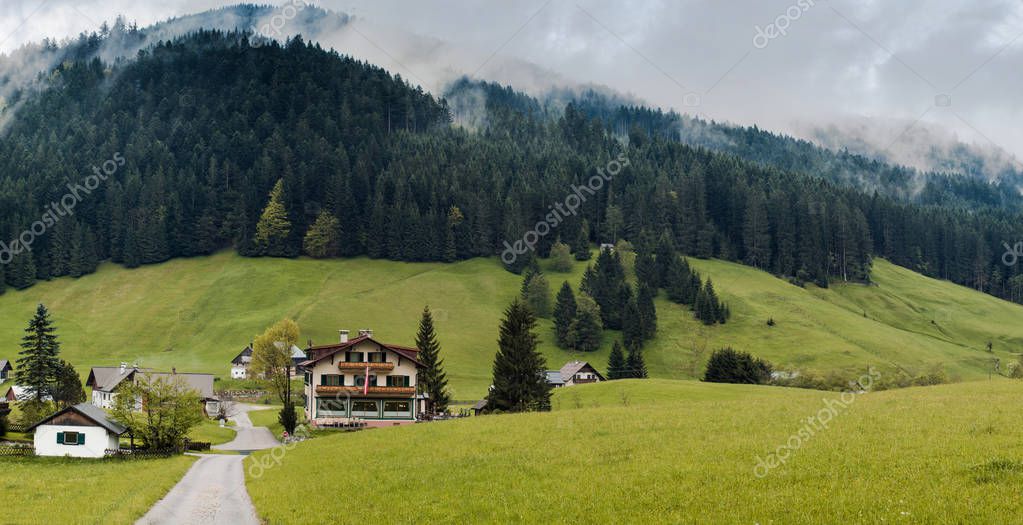 Paisaje verde de montaña en la región del Tirol en Austria 2023