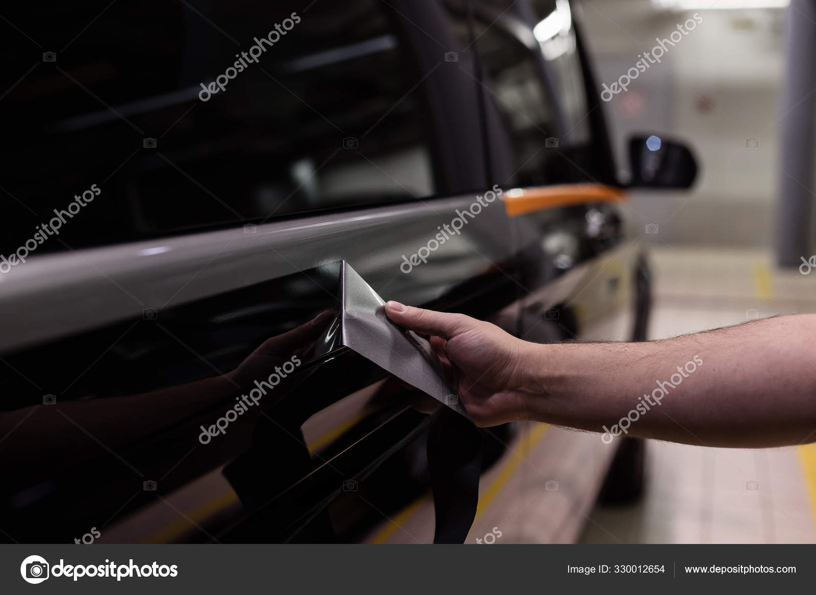 Specialist pasting car with vinyl film Stock Photo by ©nelladel 330012654