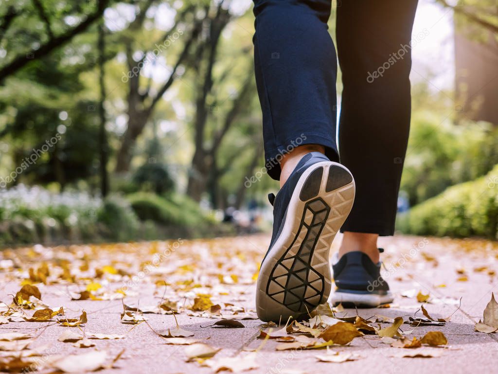 Mujer caminar en parque al aire libre Ejercicio Concepto de estilo de ...