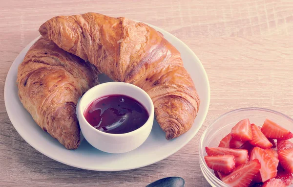 Croissant aux fraises Stock Photos, Royalty Free Croissant aux fraises Images | Depositphotos