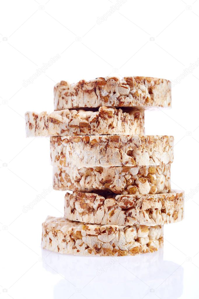 Pan crujiente de trigo redondo, fondo blanco. Composición del pan ...