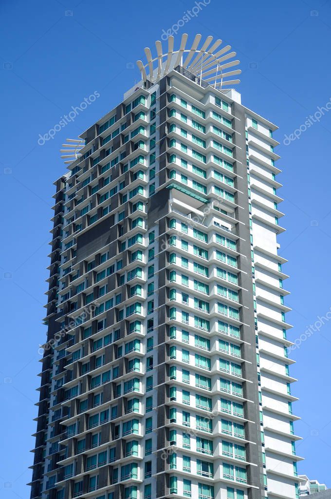 Diseño de la fachada del edificio de la subida Hiigh con patrón y ...