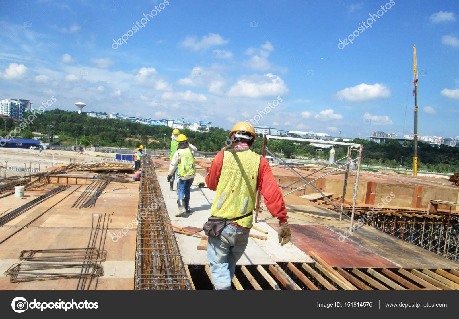 Construction Workers working at construction site — Stock Editorial ...