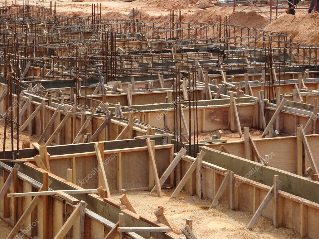 Construcción de vigas de tierra en construcción utilizando madera ...