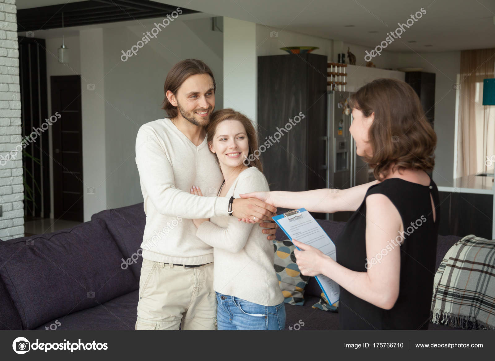 Real estate agent shaking hands couple clients in rental house — Stock ...