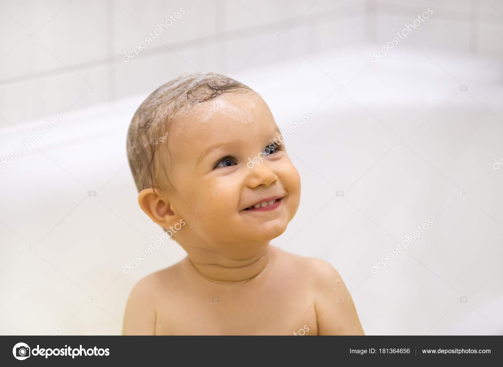 Sonriendo lindo bebé tomando baño, disfrutando y riendo en el baño ...