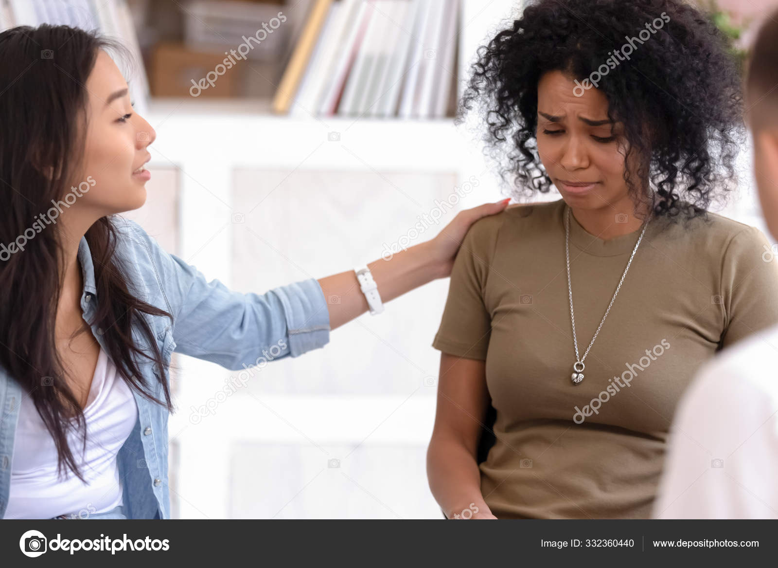 Asiática chica abrazo apoyo llorando amigo en grupo sesión — Foto de ...