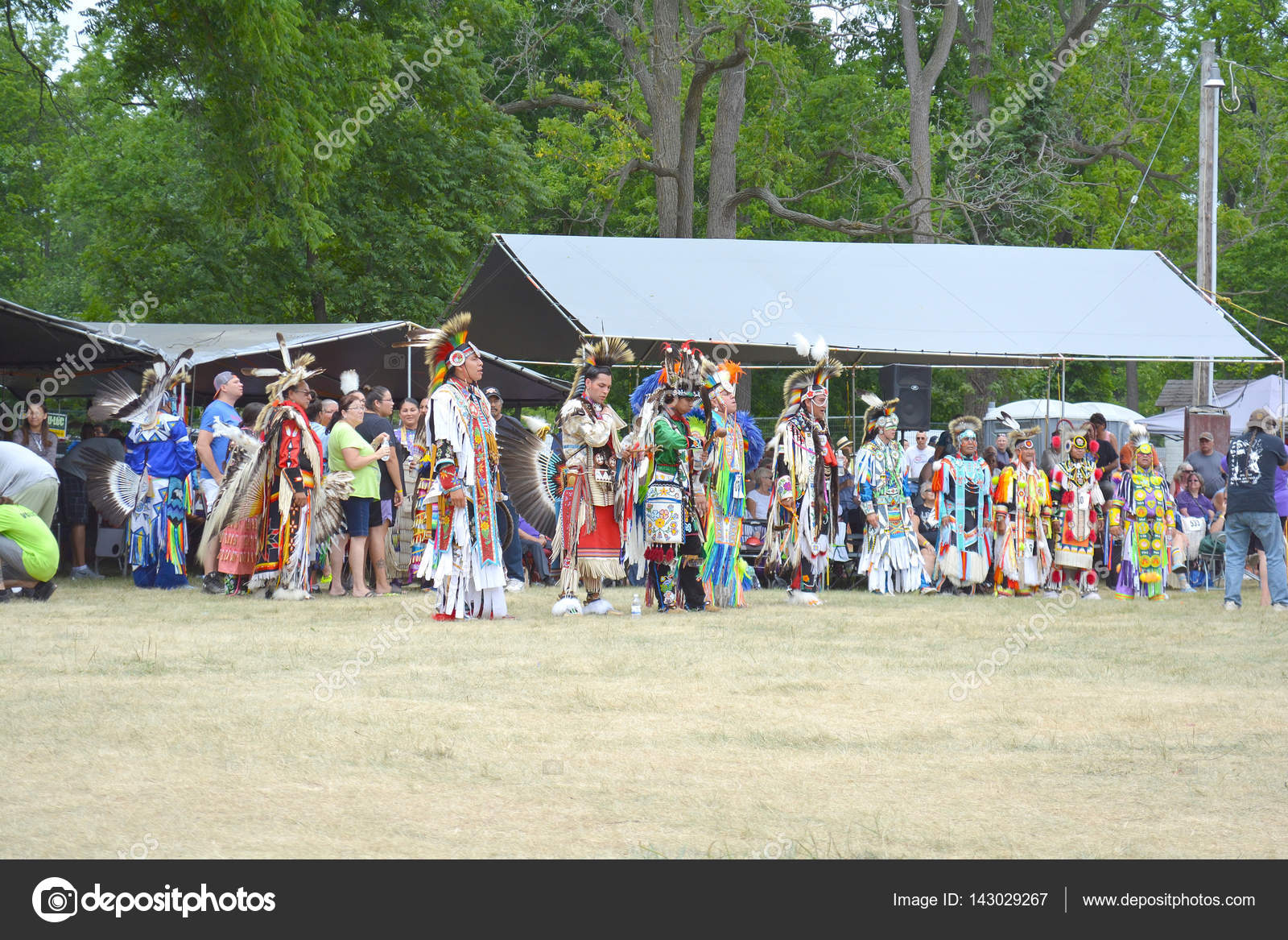 Fancy Feather Dancers Powwow — Stock Editorial Photo © goldenshrimp ...