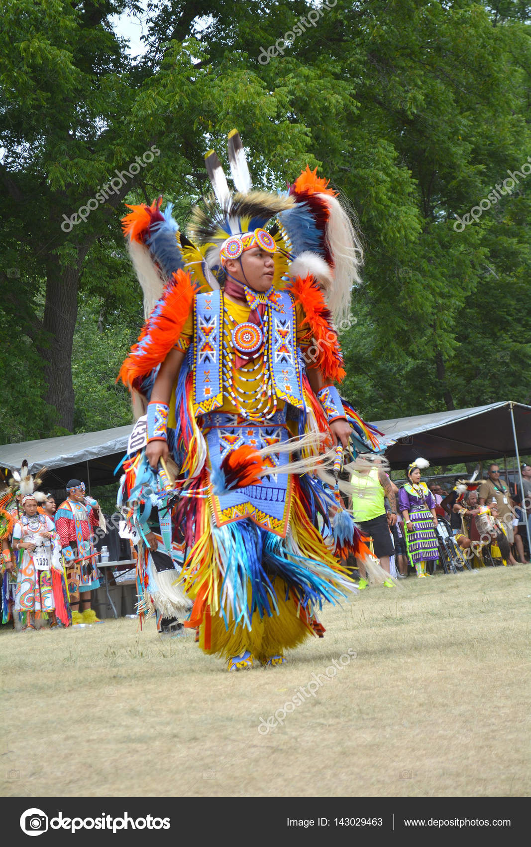 Fancy Feather Dancers Powwow — Stock Editorial Photo © goldenshrimp ...