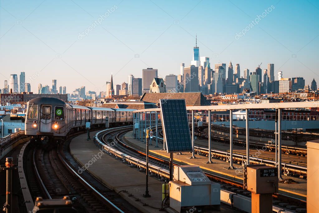 BROOKLYN, NUEVA YORK-MAY 1.2020: Tren que llega a una estación de metro ...