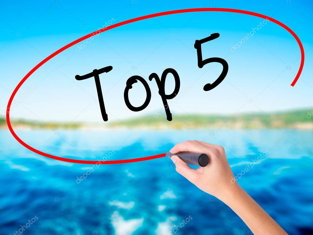 Escribir la mano de la mujer Top 5 con un marcador sobre tablero ...