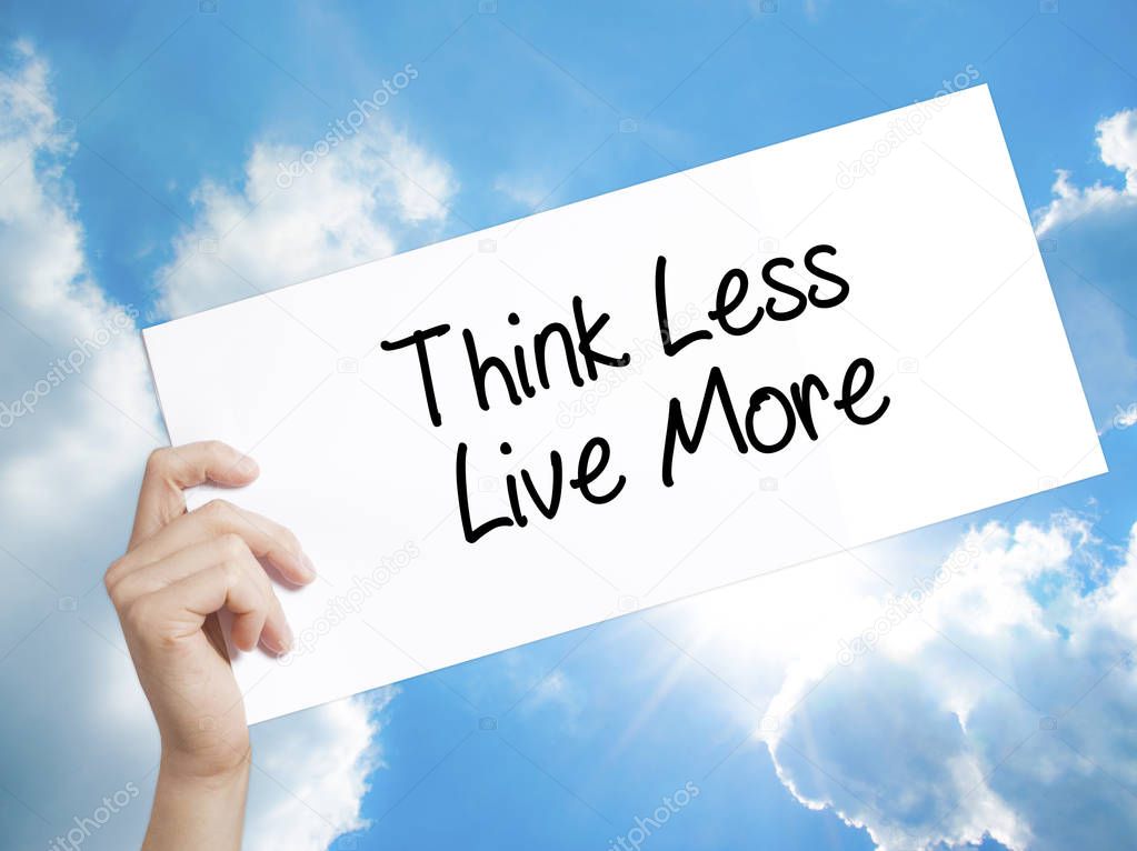 Think Less Live More Firma en el libro blanco. Hombre mano sosteniendo ...
