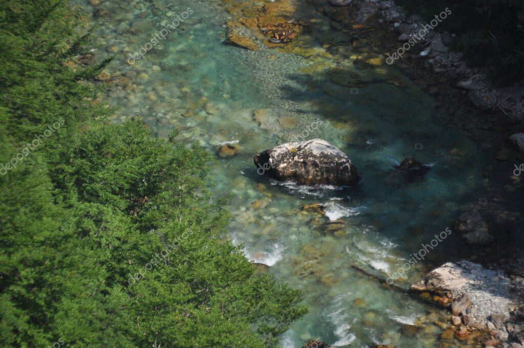 El puente sobre el río Tara en Montenegro y el puente que conecta las ...