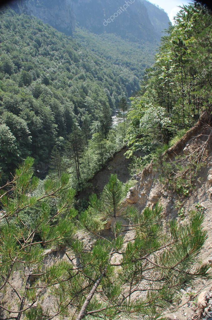 El puente sobre el río Tara en Montenegro y el puente que conecta las ...
