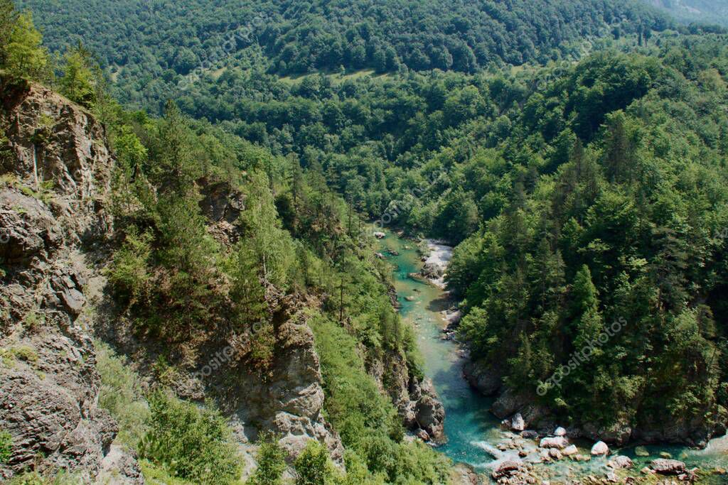 El puente sobre el río Tara en Montenegro y el puente que conecta las ...