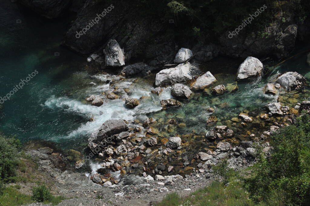 El puente sobre el río Tara en Montenegro y el puente que conecta las ...
