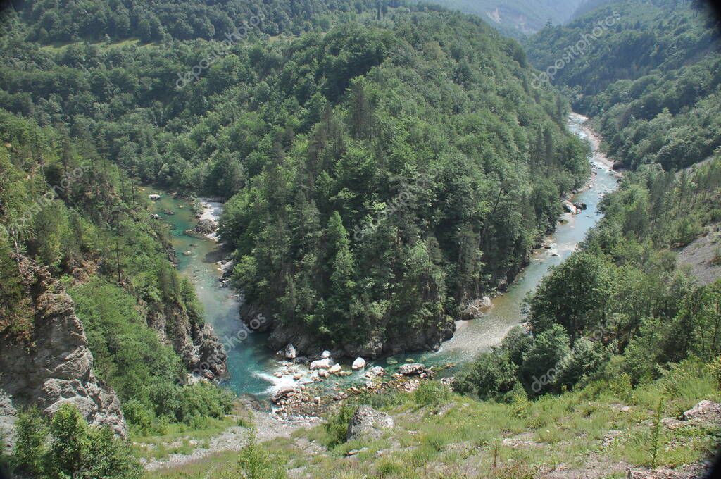 El puente sobre el río Tara en Montenegro y el puente que conecta las ...