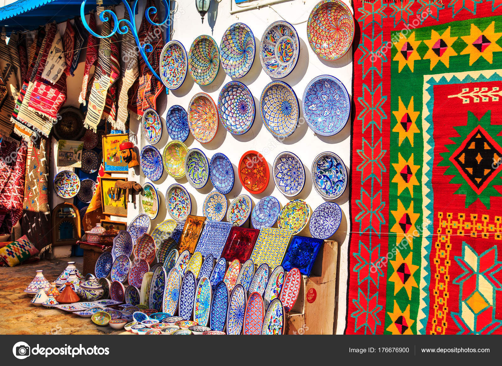 Souvenir faïence et tapis sur le marché tunisien . — Photo de stock par ...