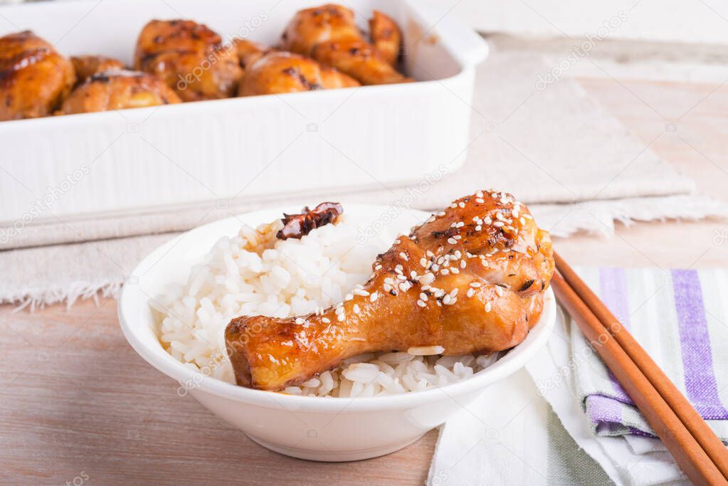 Un tazón de arroz y pollo frito en una salsa dulce pegajosa muslo de ...