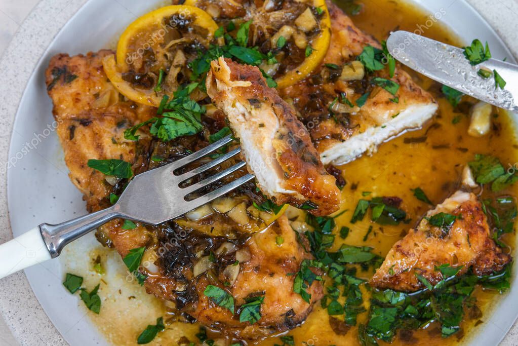 Pollo francés - pechuga de pollo frito con rodajas de limón y deliciosa ...